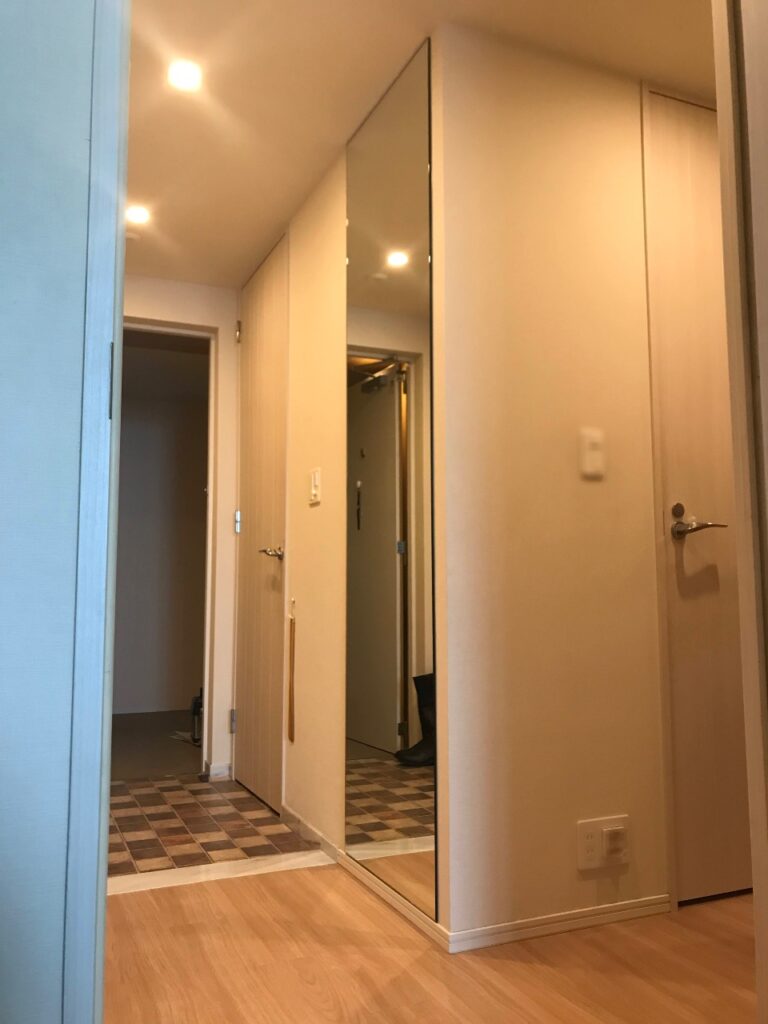 思い切って天井までの高さにして良かったと思います。_東京都江東区 | 姿見鏡の取り付けは高井鏡店